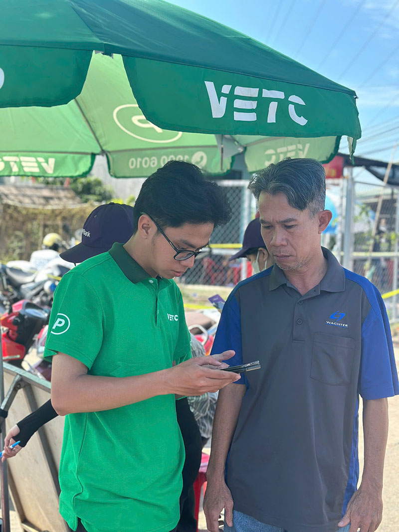 VETC tăng tốc hỗ trợ người dân hoàn tất chuyển đổi tài khoản giao thông ...