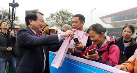 Đón các đoàn du khách Trung Quốc đầu tiên đến Việt Nam từ khi xảy ra ...