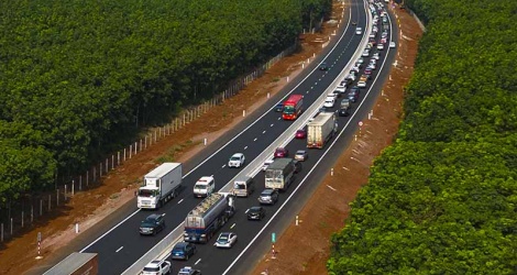 Xe ùn ùn vào cao tốc Dầu Giây - Phan Thiết, kẹt xe kéo dài