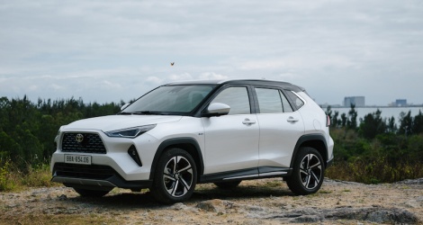 Triệu hồi để kiểm tra lớp keo lót kính nóc toàn cảnh xe Yaris Cross HEV