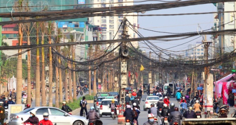 Nghệ thuật sắp đặt từ cột, dây điện và giao thông Hà Nội